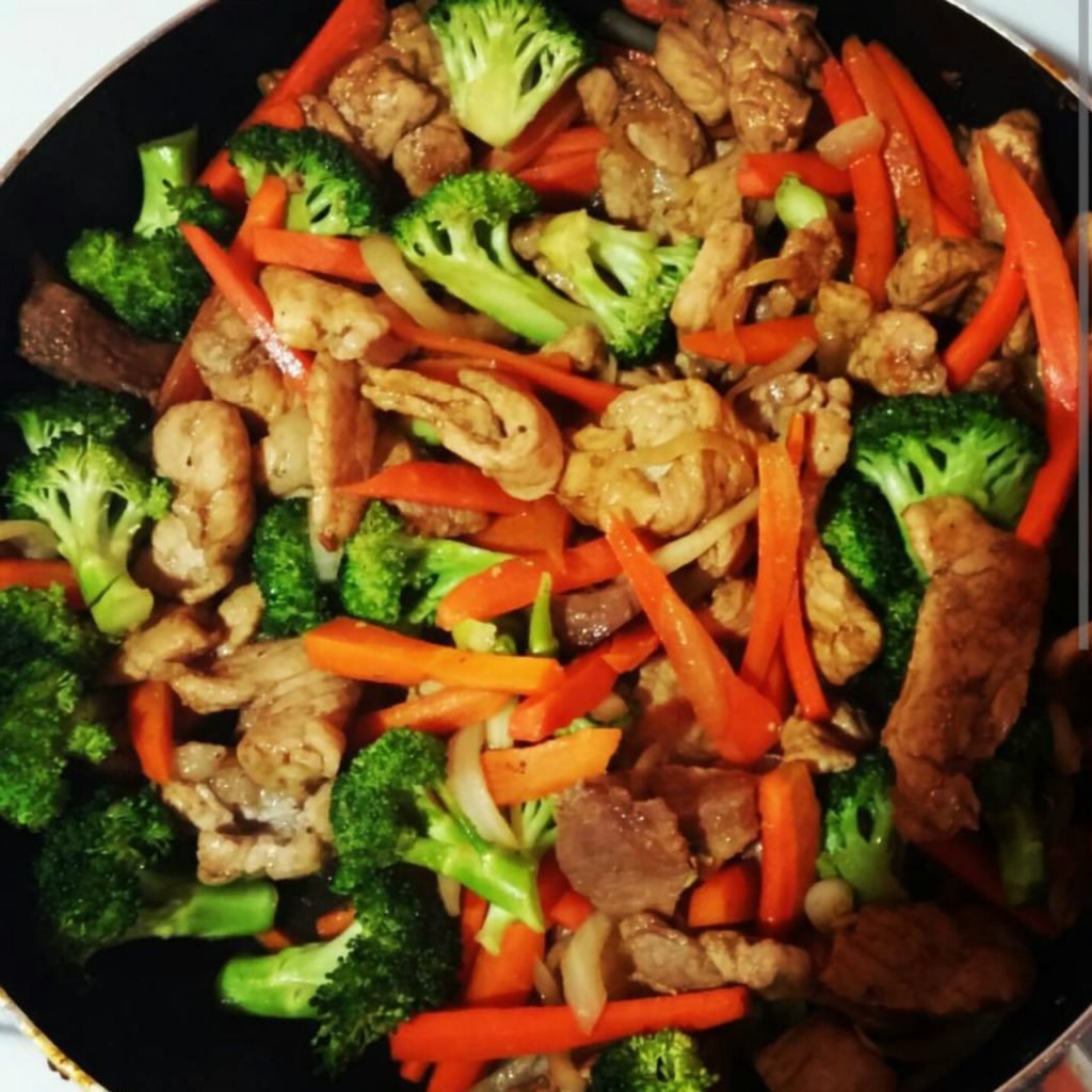 Cerdo al verdeo con verduras de estación y quinoa - ALIMENTA TU VIDA